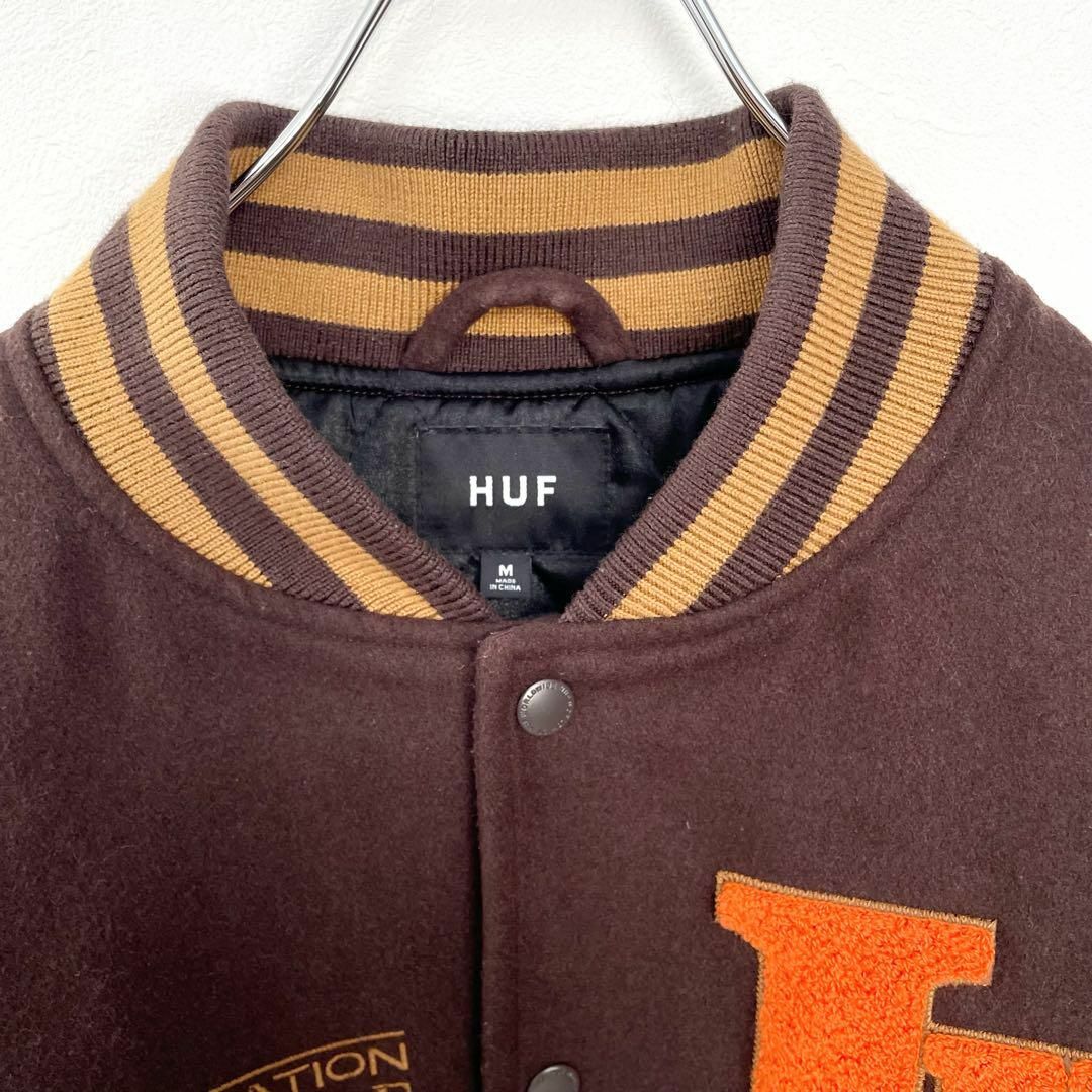 HUF - HUF ハフ スタジャン 23AW ビッグロゴ 刺繍 ゆるだぼ 完売 HUF - HUF ハフ スタジャン 23AW ビッグロゴ 刺繍 ゆるだぼ 完売
