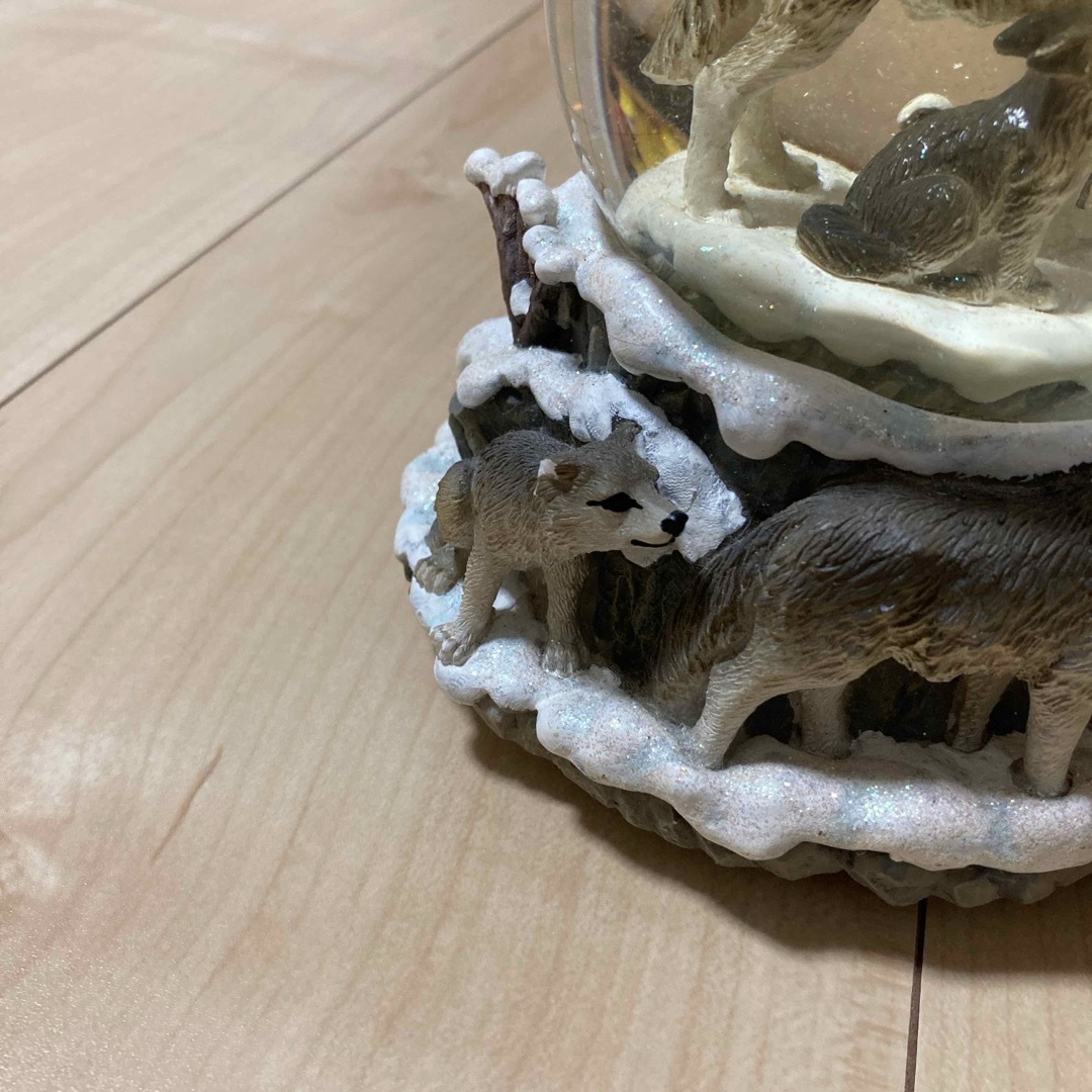スノードーム オルゴール付き オオカミの通販 by ゆうちゃん|ラクマ スノードーム オルゴール付き オオカミの通販 by ゆうちゃん|ラクマ