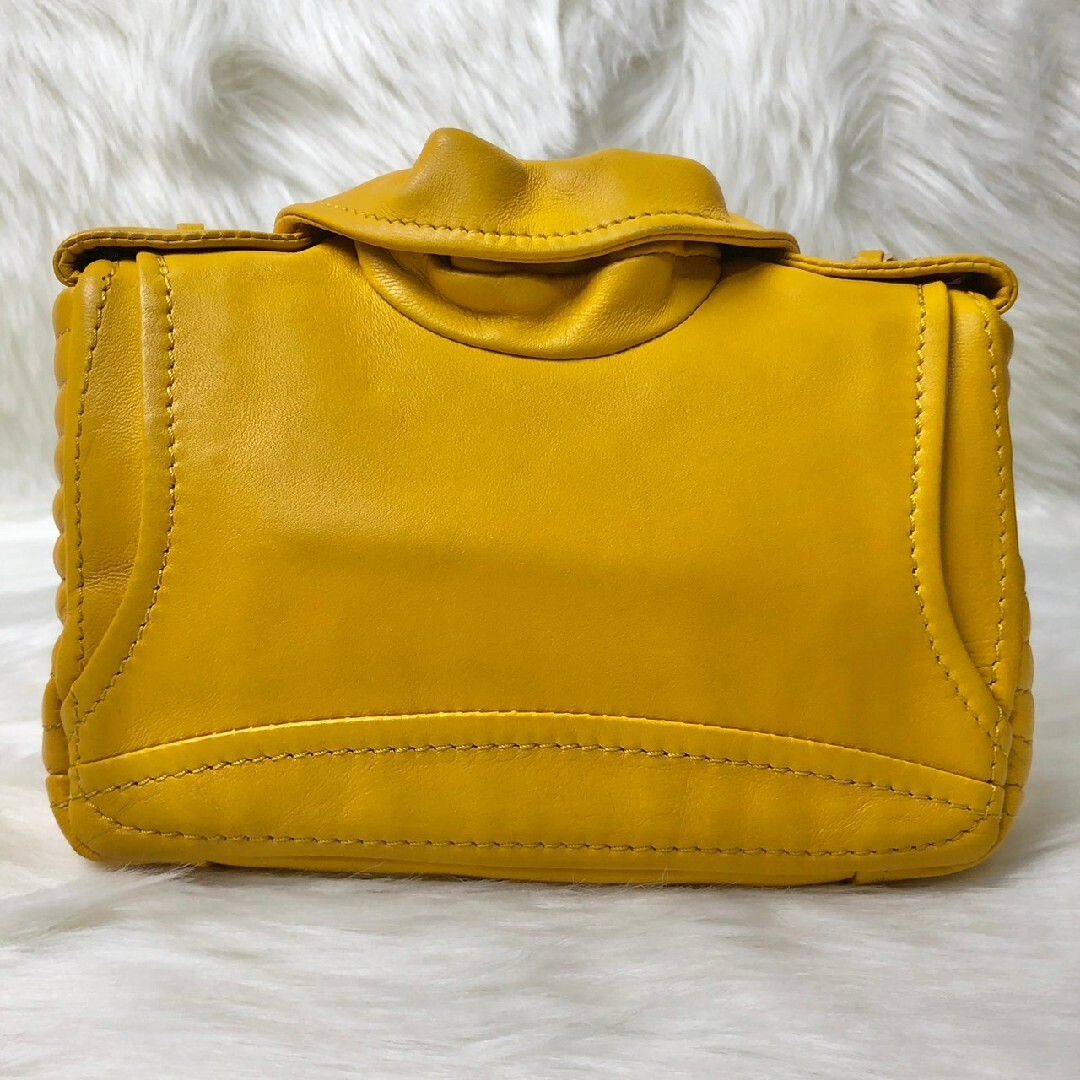MOSCHINO - 【大人気】MOSCHINO チェーンショルダーバッグ MOSCHINO - 【大人気】MOSCHINO チェーンショルダーバッグ