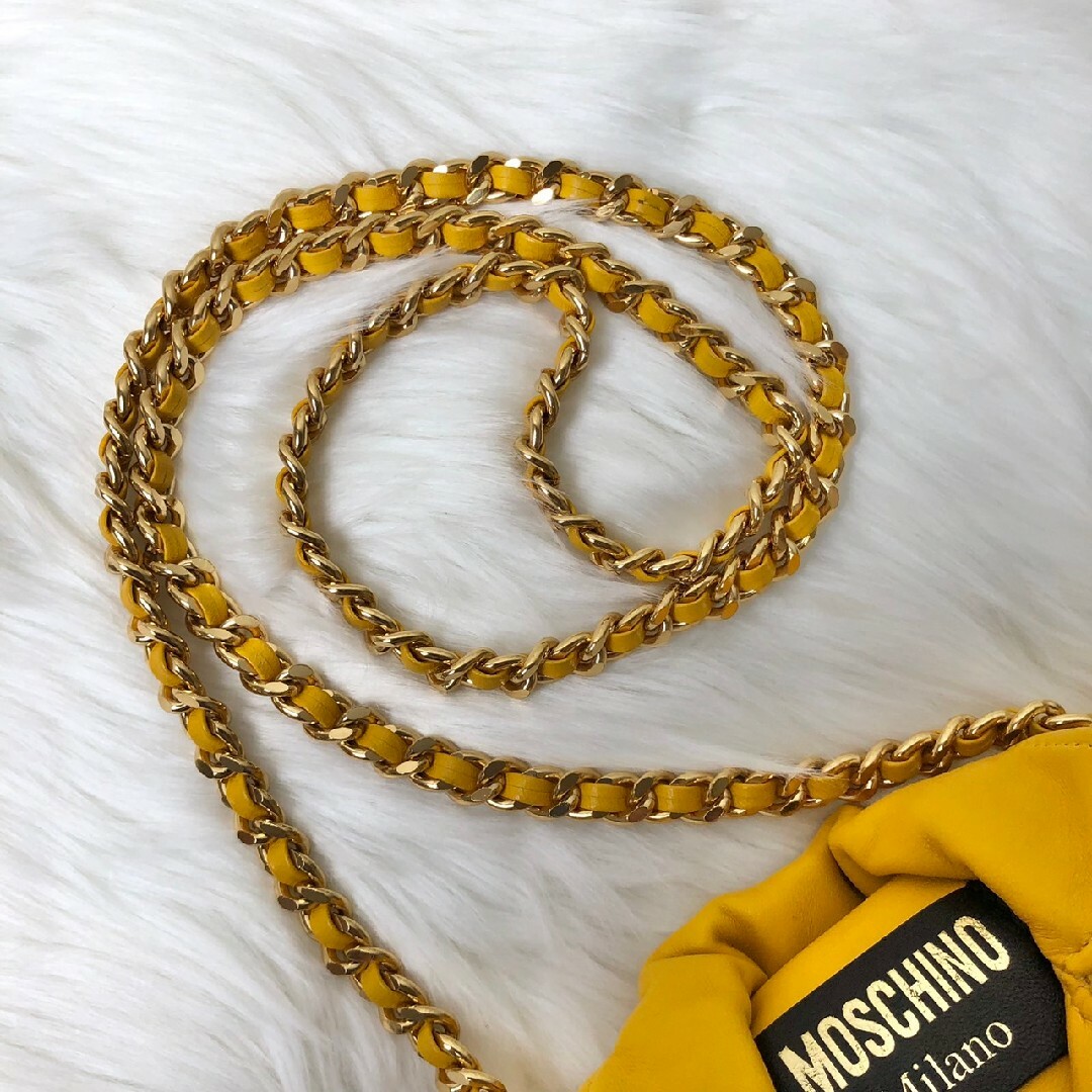 MOSCHINO - 【大人気】MOSCHINO チェーンショルダーバッグ MOSCHINO - 【大人気】MOSCHINO チェーンショルダーバッグ