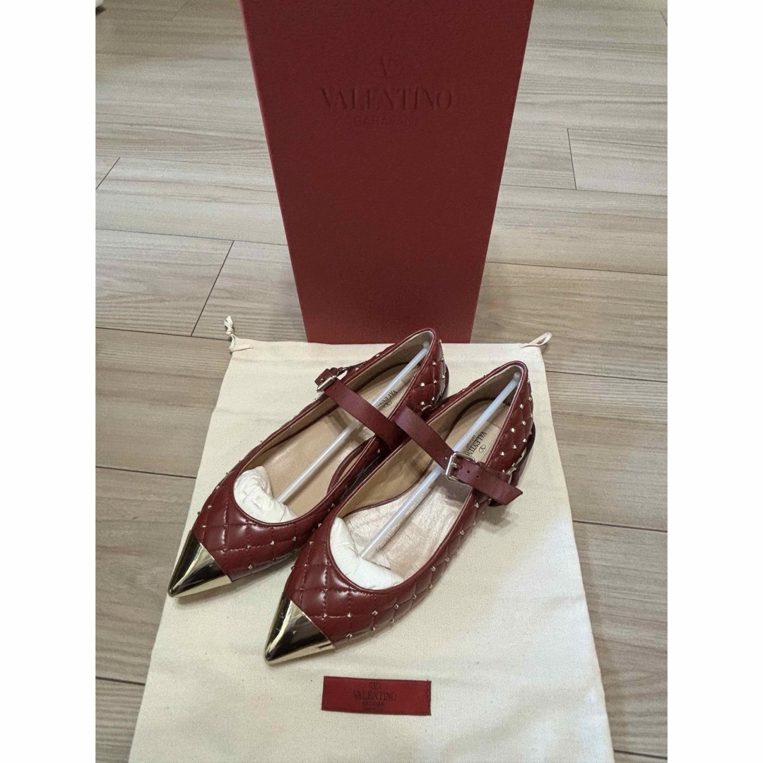 VALENTINO ヴァレンティノ フラットシューズ 37.5 レッド スタッズ VALENTINO ヴァレンティノ フラットシューズ 37.5 レッド スタッズ