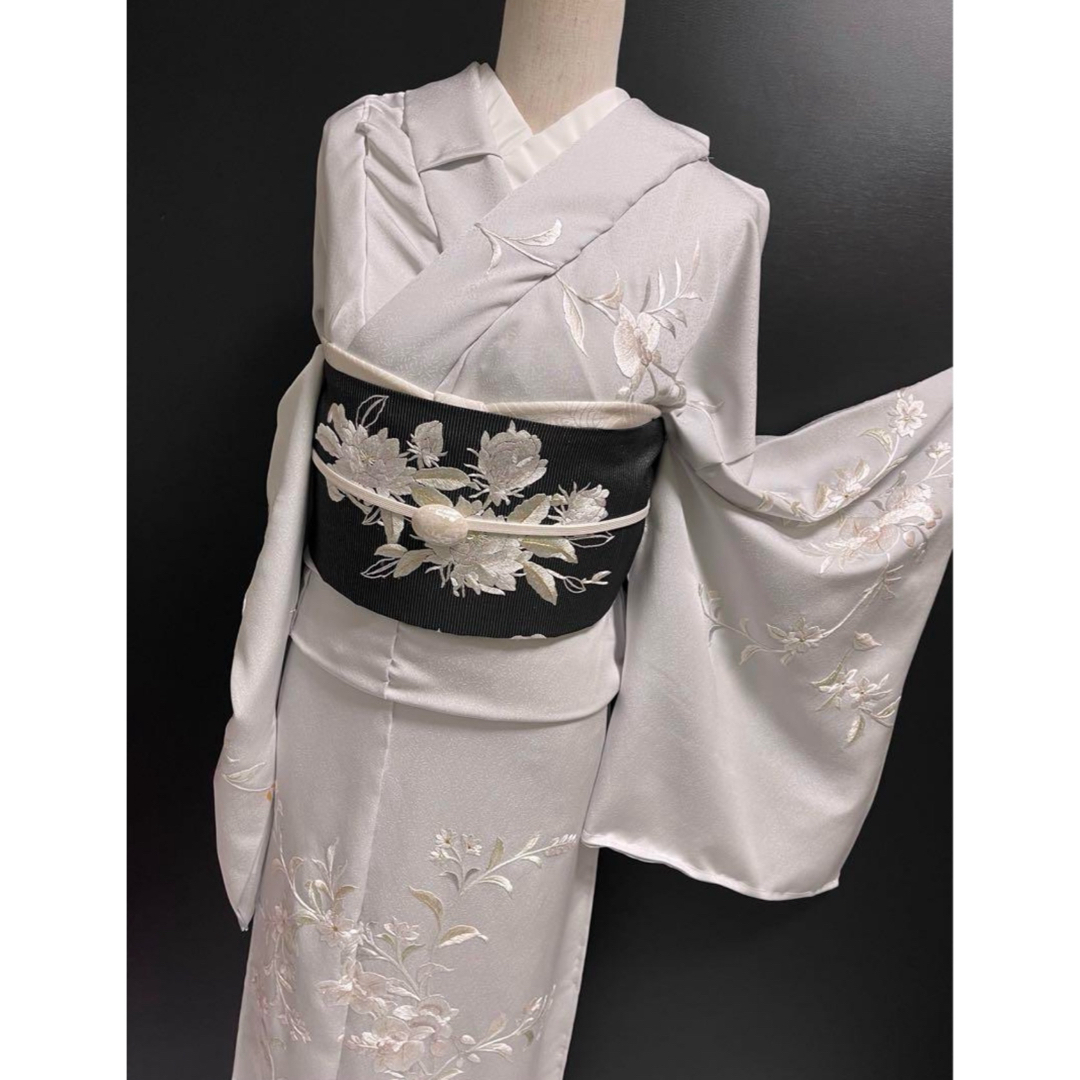 京の名匠 総手刺繍訪問着【蘇州刺繍訪問着◇優彩花文】暁鼠色 京の名匠 総手刺繍訪問着【蘇州刺繍訪問着◇優彩花文】暁鼠色