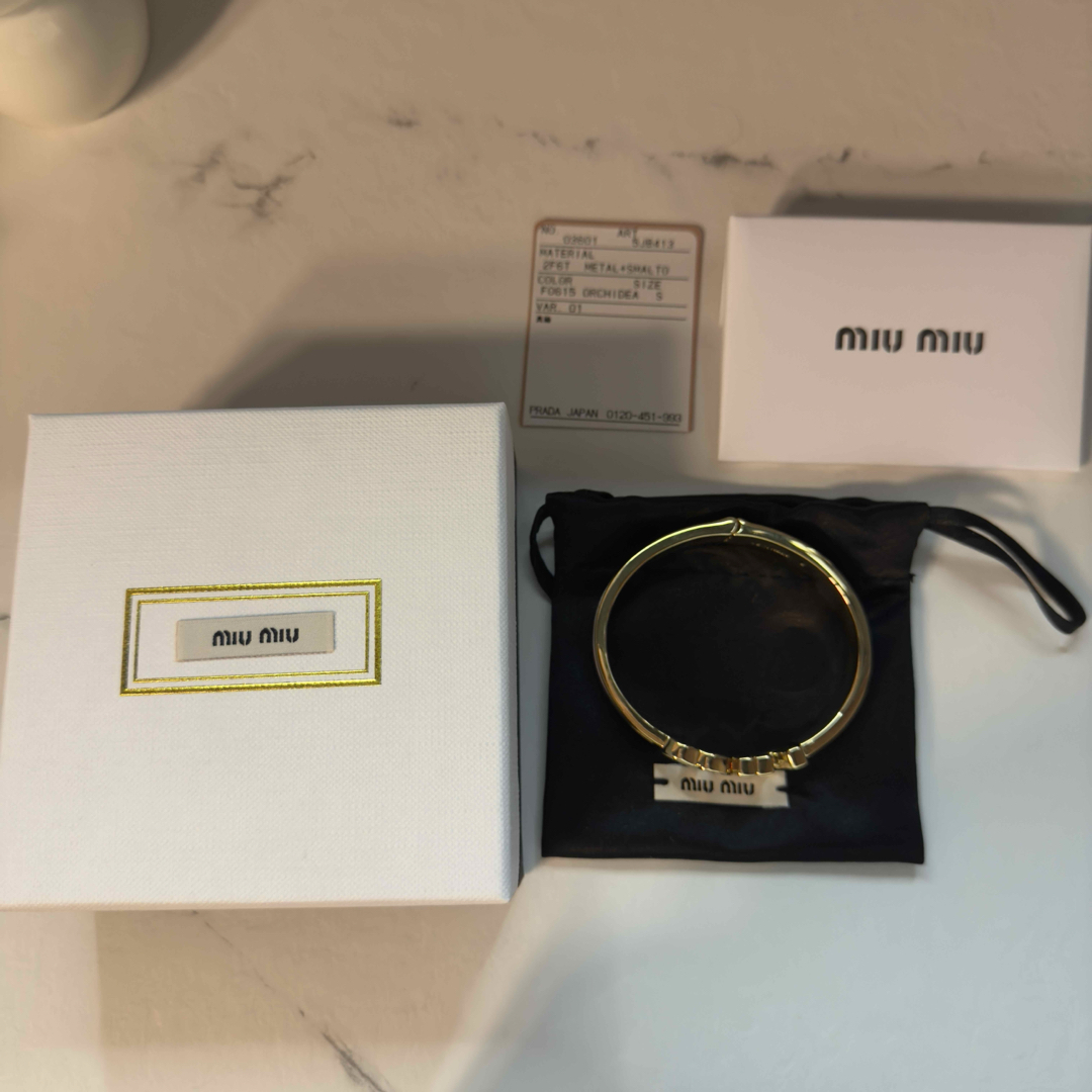 miumiu エナメルメタル ブレスレット ピンク miumiu エナメルメタル ブレスレット ピンク