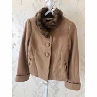 JUSGLITTY - ブローチ付き袖ファーショートコートの通販 by M's JUSGLITTY - ブローチ付き袖ファーショートコートの通販 by M's
