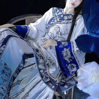 To Alice - 青花瓷 刺繍丸襟氅衣 白青色トップス 清漢女 中華風 To Alice - 青花瓷 刺繍丸襟氅衣 白青色トップス 清漢女 中華風