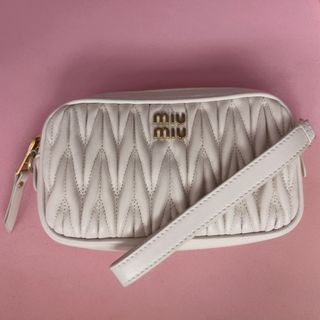 MIU MIU(レザー ・ ポーチ)のフリマアイテム一覧 MIU MIU(レザー ・ ポーチ)のフリマアイテム一覧