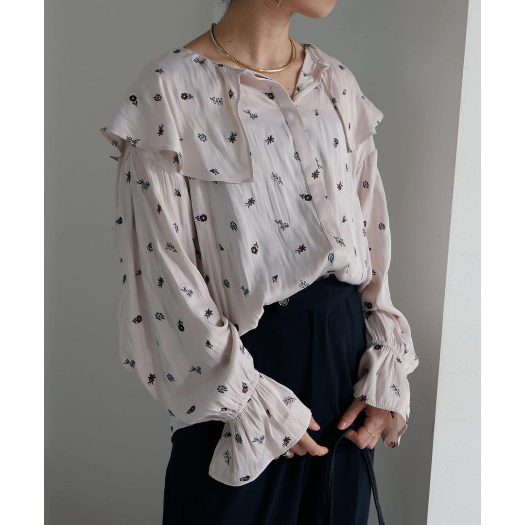 Omekashi - 新品 オメカシ フラワー刺繍ケープブラウス オフの Omekashi - 新品 オメカシ フラワー刺繍ケープブラウス オフの
