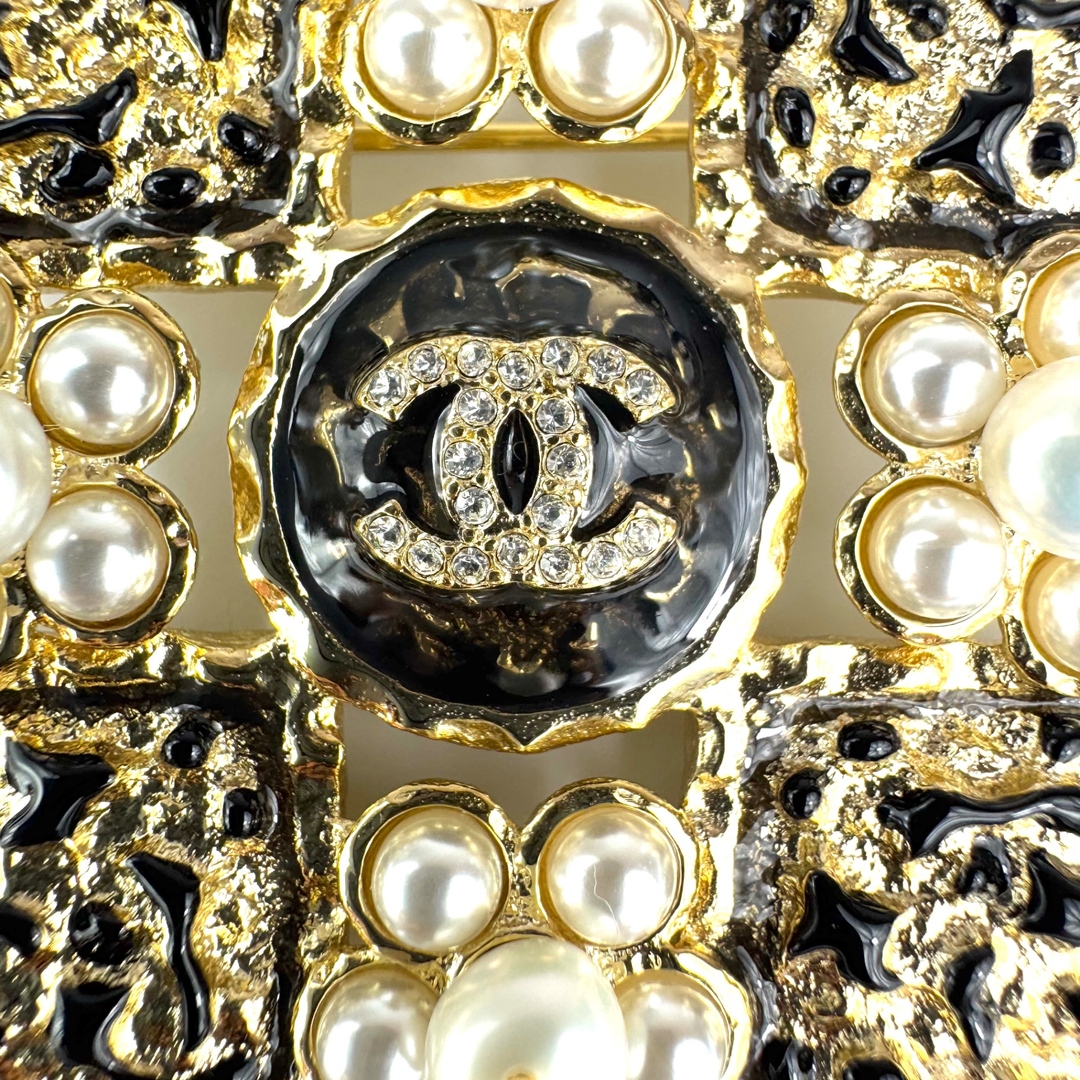 CHANEL - 【ほぼ未使用】シャネル ブローチ L24S ココマーク CHANEL - 【ほぼ未使用】シャネル ブローチ L24S ココマーク