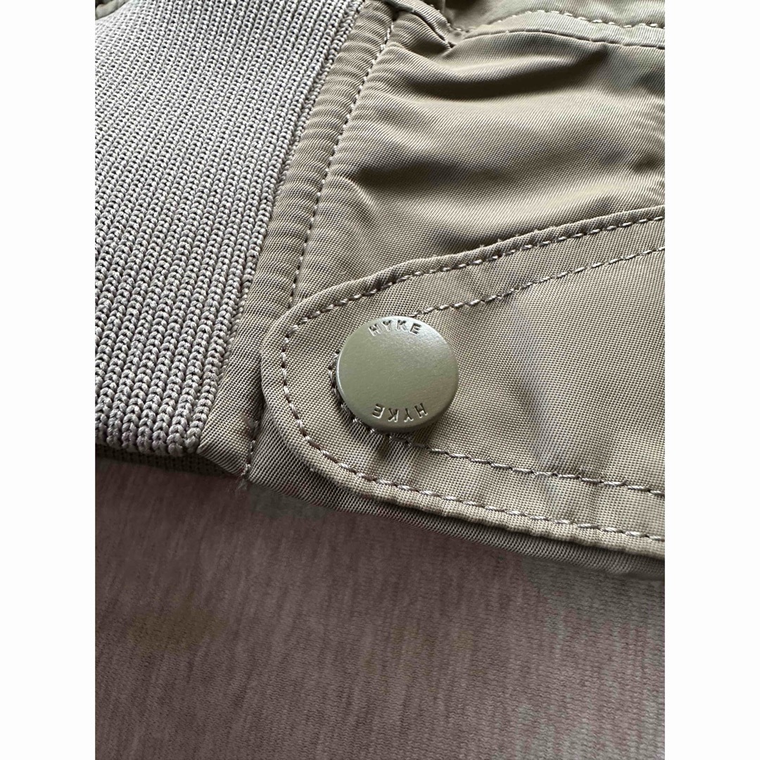 HYKE - 5新品 HYKE メンズ TYPE L-2A JACKET ブルゾン カーキの HYKE - 5新品 HYKE メンズ TYPE L-2A JACKET ブルゾン カーキの