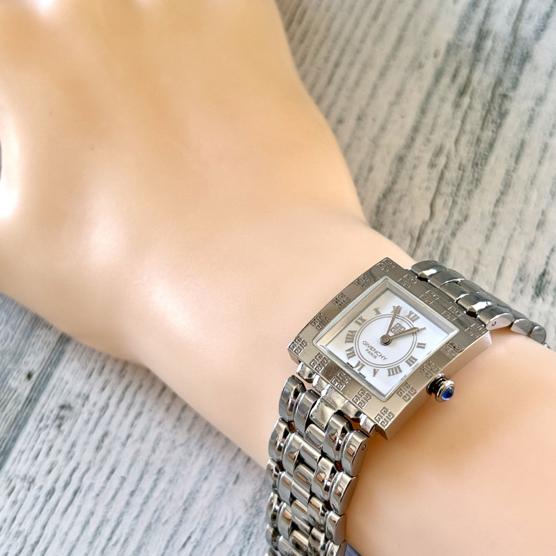 GIVENCHY - 【美品】GIVENCHY ジバンシー 腕時計 シルバー GIVENCHY - 【美品】GIVENCHY ジバンシー 腕時計 シルバー