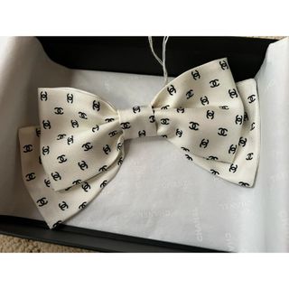 CHANEL - 値下げ!新品 新作 シャネル ロゴリボンバレッタ 白 CHANEL - 値下げ!新品 新作 シャネル ロゴリボンバレッタ 白