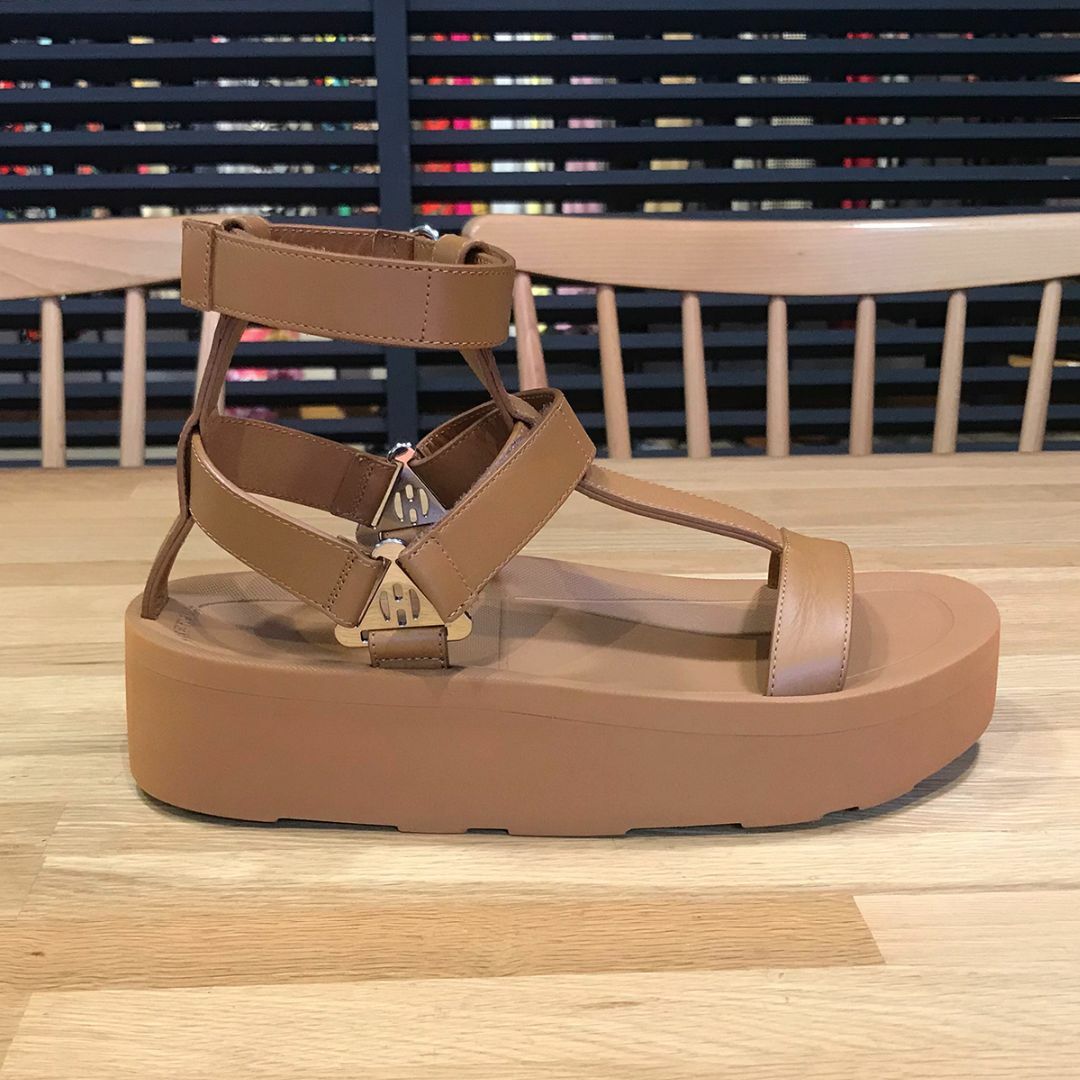 HERMES - 新品未使用 エルメス 現行 エニド サンダル ナチュラル HERMES - 新品未使用 エルメス 現行 エニド サンダル ナチュラル