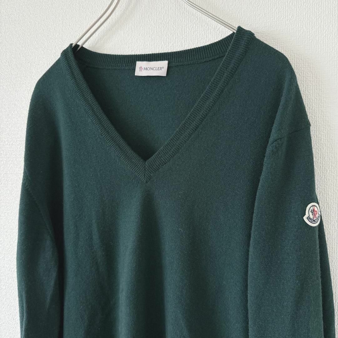 MONCLER - MONCLER Vネック ウールニット ロゴワッペン 裾ボタン MONCLER - MONCLER Vネック ウールニット ロゴワッペン 裾ボタン