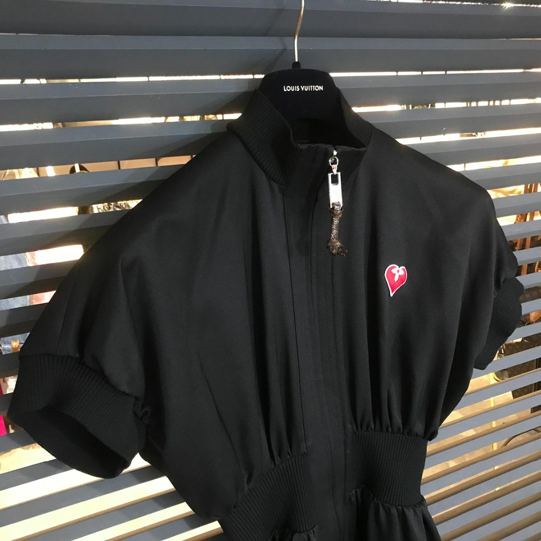 LOUIS VUITTON - 新品同様 ルイヴィトン ハート 半袖 ジップ LOUIS VUITTON - 新品同様 ルイヴィトン ハート 半袖 ジップ
