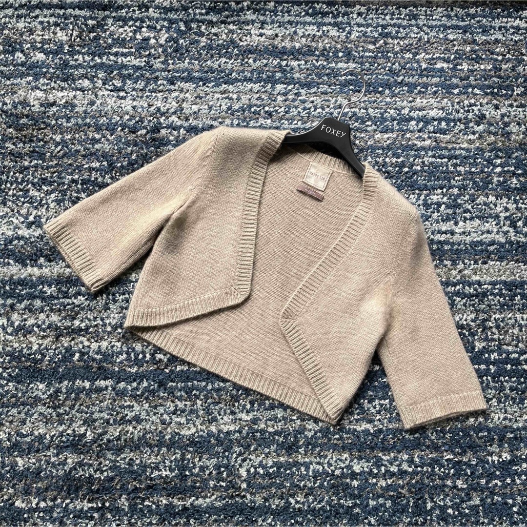 FOXEY - デイジーリン 40 くすみベージュ カシミアボレロ FOXEY - デイジーリン 40 くすみベージュ カシミアボレロ