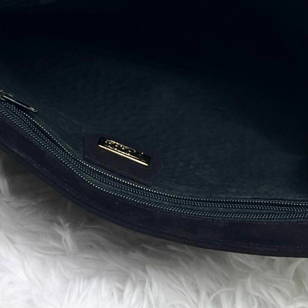 GUCCI - GUCCI スエード生地 金ロゴ チャーム レディース GUCCI - GUCCI スエード生地 金ロゴ チャーム レディース