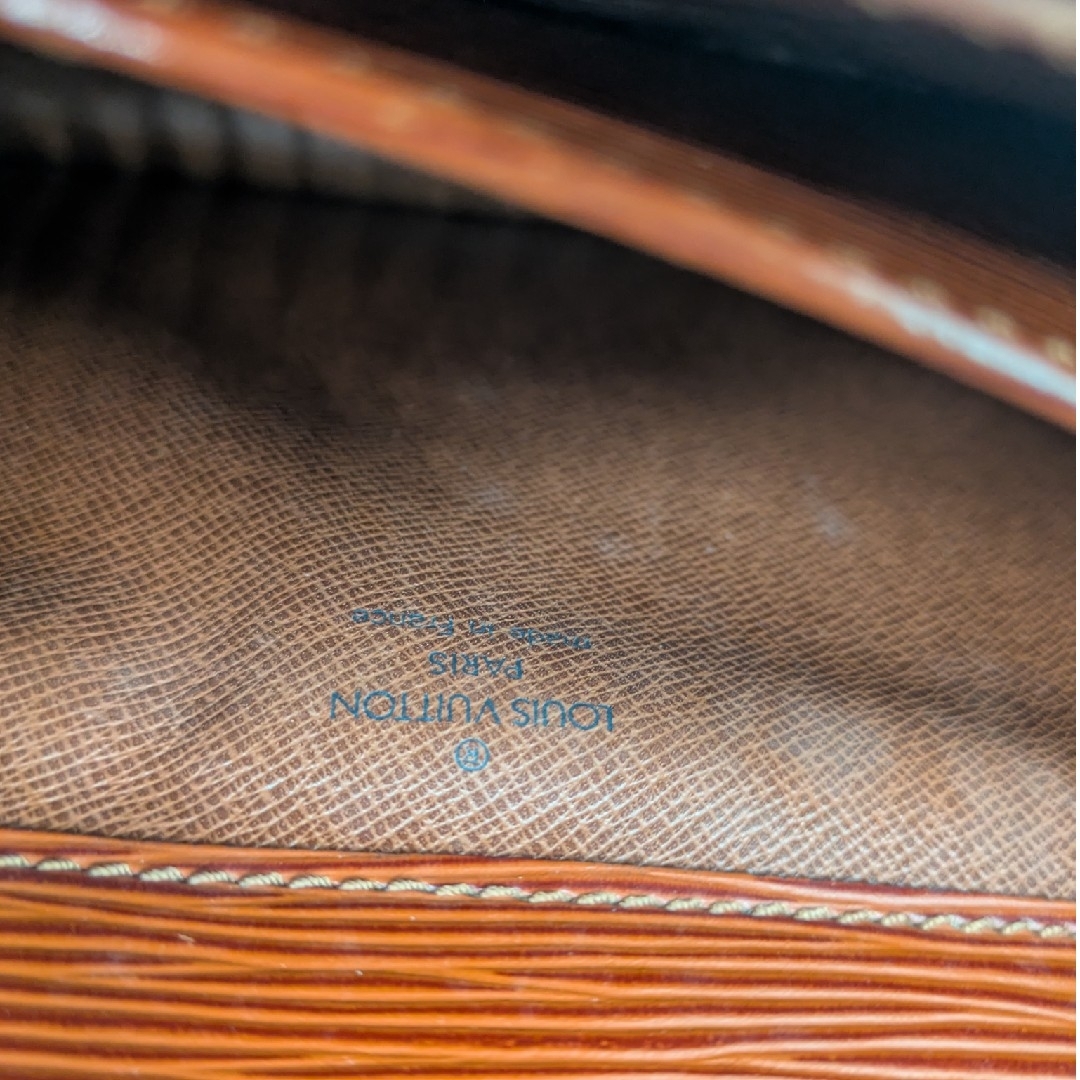 LOUIS VUITTON - ルイヴィトン ショルダーバッグ エピカルト LOUIS VUITTON - ルイヴィトン ショルダーバッグ エピカルト