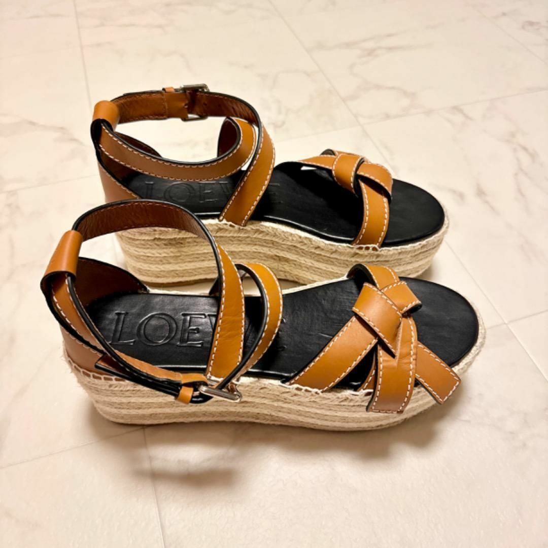 LOEWE - 美品 LOEWE ゲート サンダル ブラウン 25.5 ロゴ刻印 LOEWE - 美品 LOEWE ゲート サンダル ブラウン 25.5 ロゴ刻印