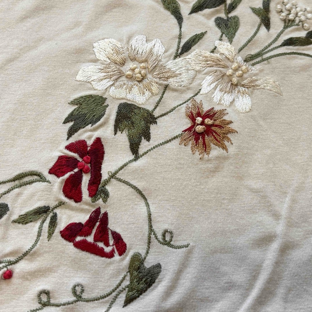LAURA ASHLEY - 未着用 ローラアシュレイ 花柄 刺繍 トップス M LAURA ASHLEY - 未着用 ローラアシュレイ 花柄 刺繍 トップス M