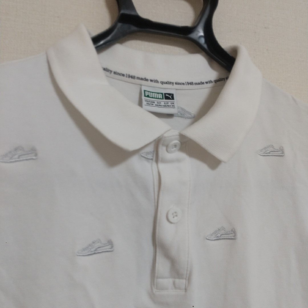 PUMA - PUMA ホワイト スニーカー柄 半袖ポロシャツ XS メンズ PUMA - PUMA ホワイト スニーカー柄 半袖ポロシャツ XS メンズ