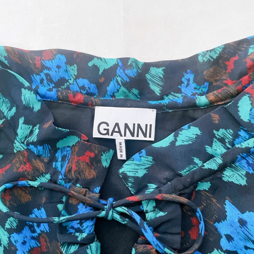 GANNI - 美品✨GANNI ガニー プリント クレープ ラッフル V GANNI - 美品✨GANNI ガニー プリント クレープ ラッフル V