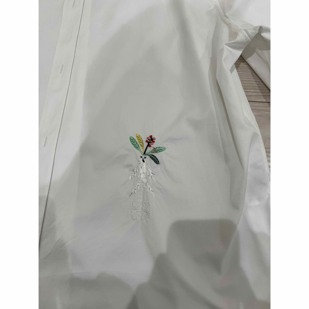 LOEWE - LOEWE ロエベ 白シャツ ロゴ 刺繍の通販 by maje shop LOEWE - LOEWE ロエベ 白シャツ ロゴ 刺繍の通販 by maje shop
