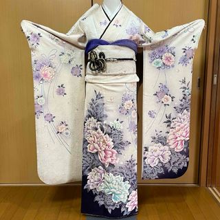 振袖used品☆白濃紺ボカシと四季の花が舞う現代調振袖の通販 by 振袖used品☆白濃紺ボカシと四季の花が舞う現代調振袖の通販 by