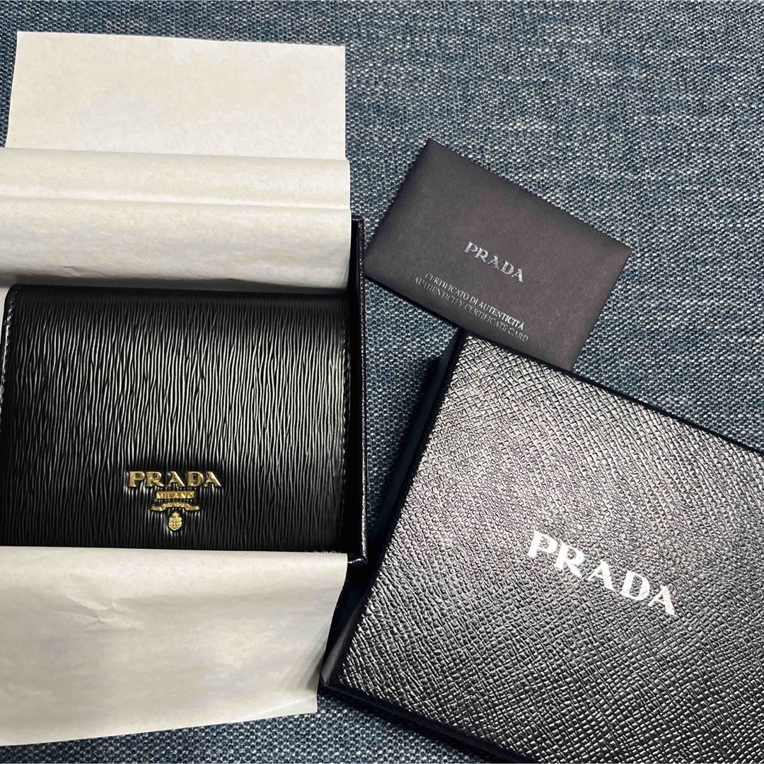 PRADA - 【美品】PRADA ブラック レザー 二つ折り財布の通販 by PRADA - 【美品】PRADA ブラック レザー 二つ折り財布の通販 by