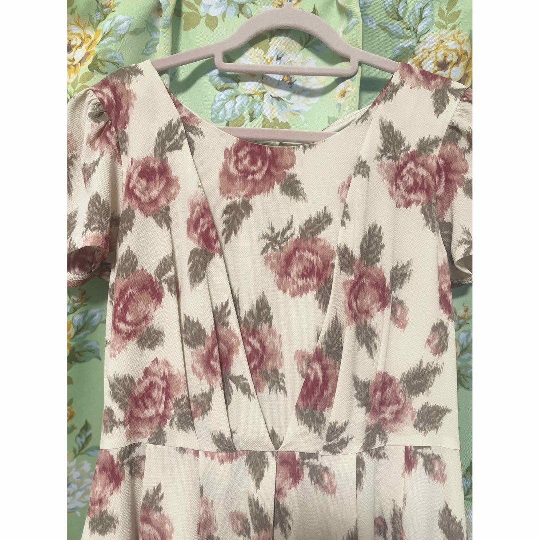 L'EST ROSE - 美品⭐︎レストローズ 薔薇柄半袖ワンピース の L'EST ROSE - 美品⭐︎レストローズ 薔薇柄半袖ワンピース の