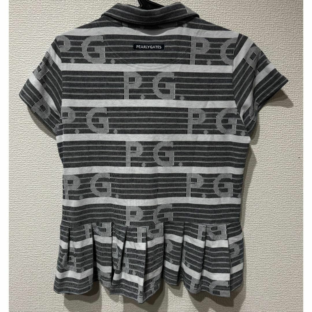 PEARLY GATES - パーリーゲイツ ストライプロゴ柄半袖ポロシャツ PEARLY GATES - パーリーゲイツ ストライプロゴ柄半袖ポロシャツ