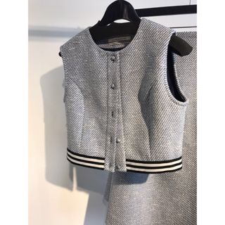 ZARA - 【新品】タグ付き フード付き フェイクファーベスト XS ZARA - 【新品】タグ付き フード付き フェイクファーベスト XS